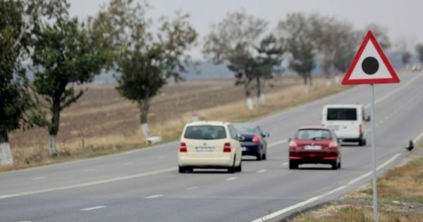 Pe traseele naționale vor fi instalate indicatoare rutiere Punct negru