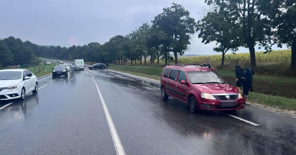 Accident matinal pe un traseu din țară: Două automobile, avariate Accident matinal pe un traseu din țară: Două automobile, avariate