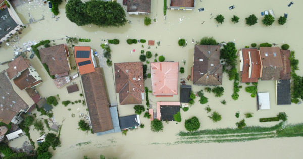 În Italia a plouat în 36 de ore cât în 6 luni: Oamenii au urcat pe case