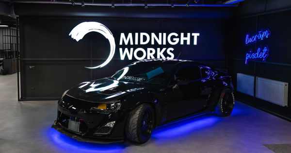 Midnight.Works a adus un bolid de drift în oficiul companiei