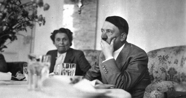 S-au împlinit 77 de ani de la sinuciderea lui Adolf Hitler