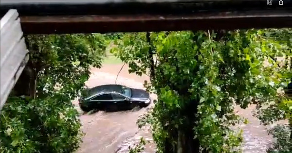 Capitala s-a transformat în râu: Apa acoperă roțile mașinilor