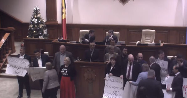 Fără megafoane și insulte. Ce prevăd noile norme de etică a deputaților