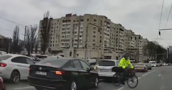 Chișinău: Un biciclist, la un pas de tragedie. Ce a făcut acesta Chișinău: Un biciclist, la un pas de tragedie. Ce a făcut acesta