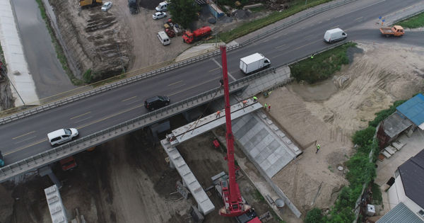 Au mai rămas cinci luni, dar podul peste râul Bâc este gata doar 50%