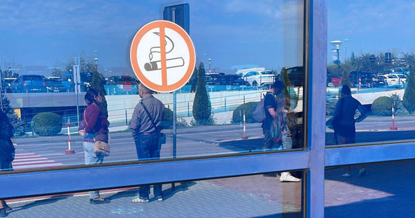 Stație de troleibuz lângă loc pentru fumat: Ce spune legea