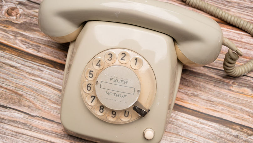 Telefonul fix dispare: Moldovenii optează pentru smartphone-uri