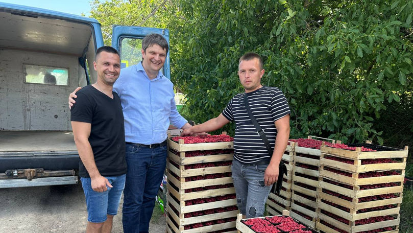 De la harbuji la zmeură. Spînu s-a fotografiat cu pomușoarele de la nord