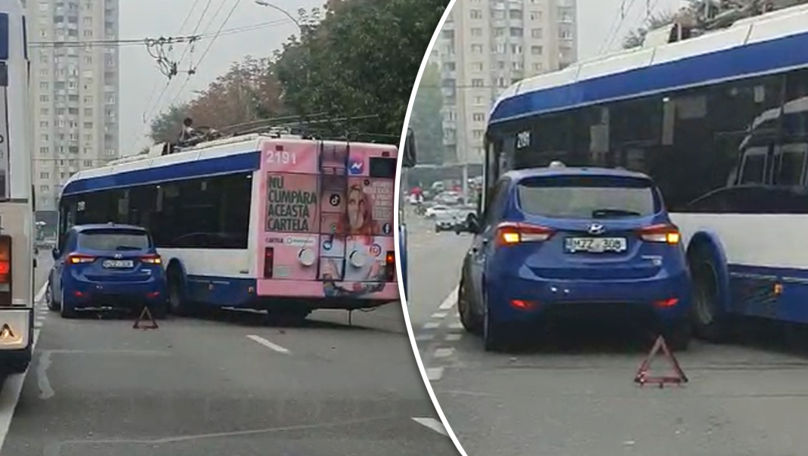 Clipe de spaimă pentru pasageri: Un troleibuz și o mașină s-au ciocnit