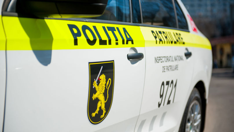 Momentul în care un individ evadează din mașina Poliției Momentul în care un individ evadează din mașina Poliției