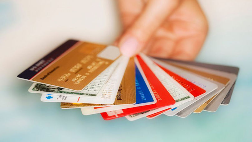 Doi bărbați au golit cardul unei femei: Suspecții au furat 40.600 de lei