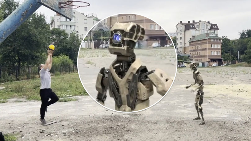 Ruslan Codreanu joacă volei cu un robot pe un teren distrus din Chișinău
