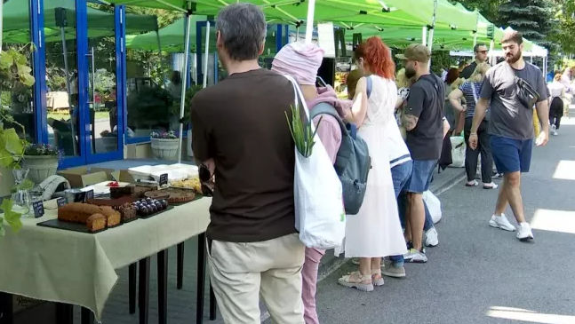 Roșii de 200 de lei sau pâine de 100 de lei, la o piață eco din Capitală