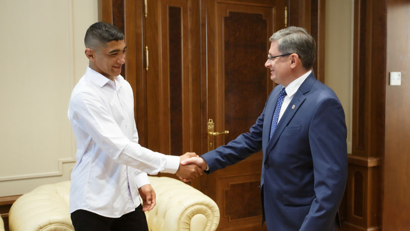 Campionul la lupte libere Cătălin Spînu, în vizită la Parlament