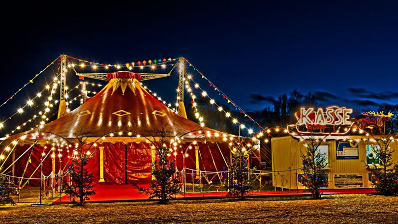 Momentul în care mai mulți acrobați cad în timpul unui spectacol de circ