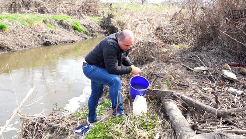 Nereguli pe râul Bâc: Ce spun autoritățile și pe cine dau vina