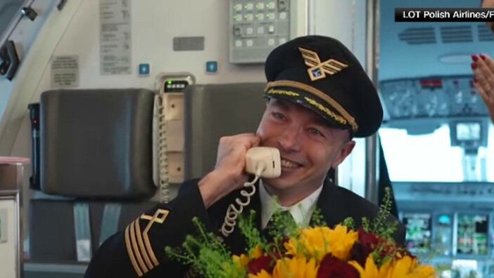 Scene memorabile într-un avion. Pilotul și-a cerut iubita în căsătorie Scene memorabile într-un avion. Pilotul și-a cerut iubita în căsătorie