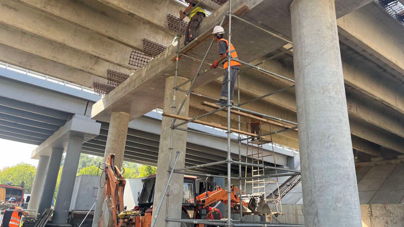 Lucrările pe șantierul de reabilitare a podului peste râul Bâc continuă