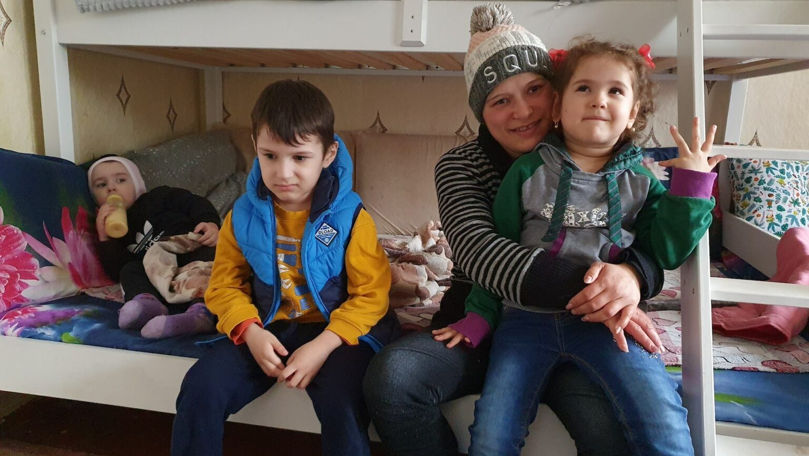 Istoria unei orfane care crește doi copii cu autism: Acasă e copilăria