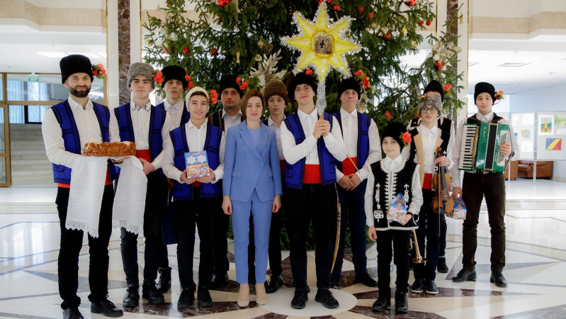Președinția a fost colindată de un grup de tineri de la Ceadâr-Lunga Președinția a fost colindată de un grup de tineri de la Ceadâr-Lunga