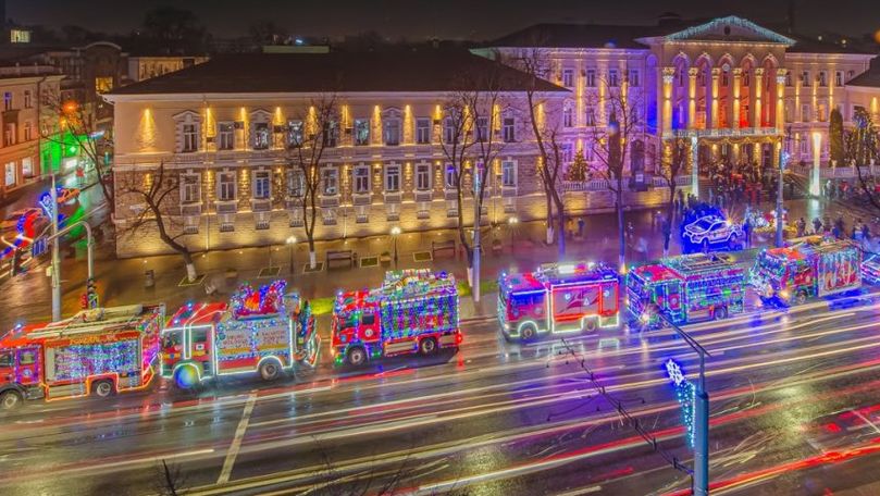 Coloana specială a pompierilor, filmată defilând pe străzile Capitalei