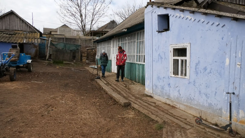 O familie cu cinci copii din Ermoclia cere ajutor pentru fiica bolnavă