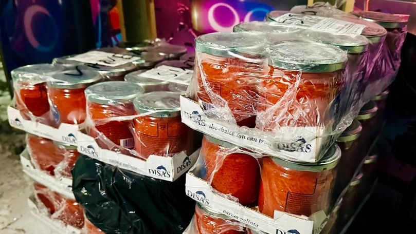 Un șofer riscă să rămână fără un lot comercial de icre și boxe. Motivul