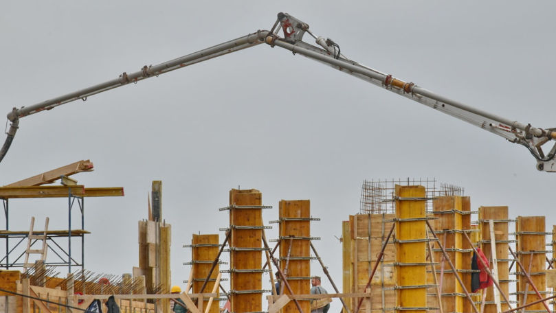 Orhei: Un bărbat, aruncat de pe o construcție de furtunul unei betoniere