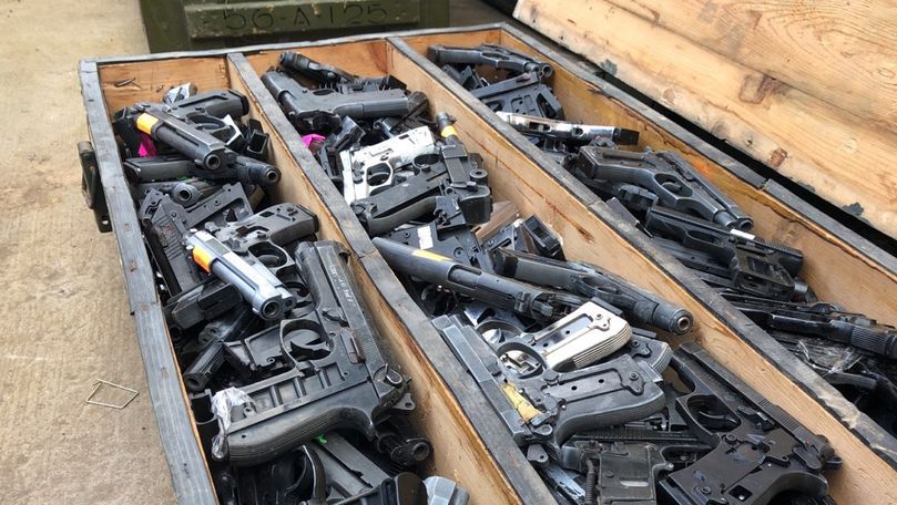 Arme de foc, distruse de polițiști în Chișinău. Primele imagini