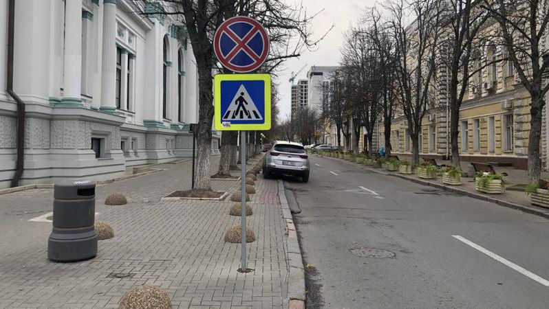 Indicatoarele rutiere din Capitală, montate cu iresponsabilitate