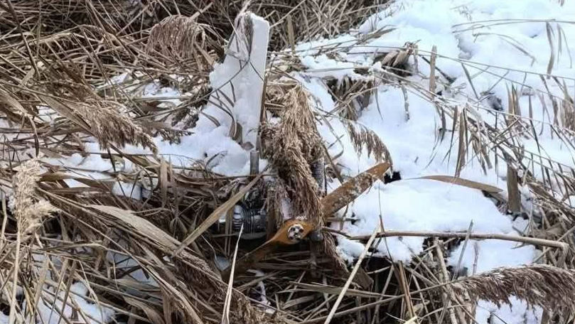 O dronă de mari dimesiuni, depistată de un vânător pe malul unui iaz ...