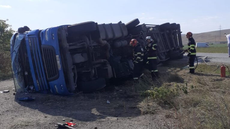 Un șofer de TIR din Moldova, rănit într-un accident în România | Unica.md Un șofer de TIR din Moldova, rănit într-un accident în România | Unica.md