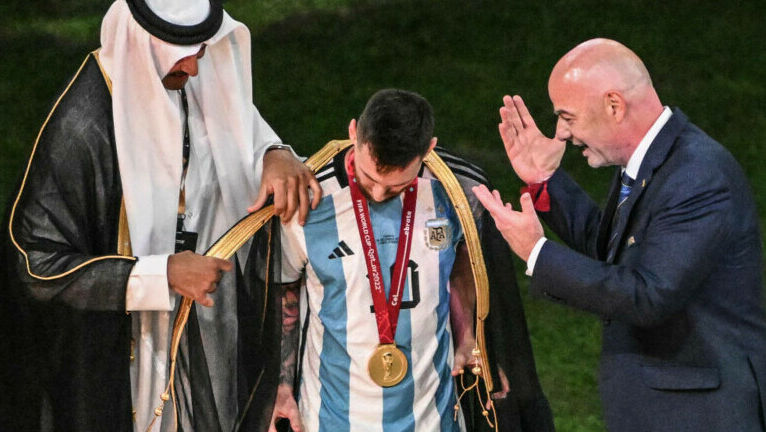 Cât costă mantia tradiţională arabă care a fost îmbrăcată de Messi