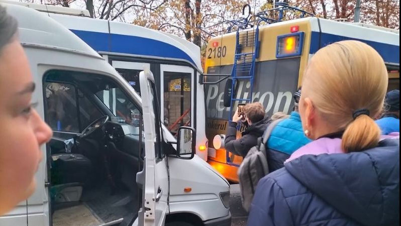Accident matinal în Capitală: Două troleibuze s-au ciocnit Accident matinal în Capitală: Două troleibuze s-au ciocnit