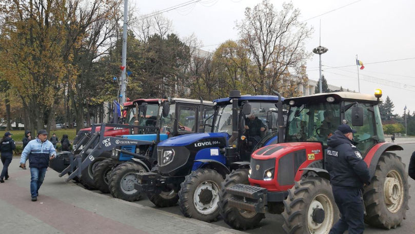 Tractoarele agricultorilor continuă să fie parcate în PMAN