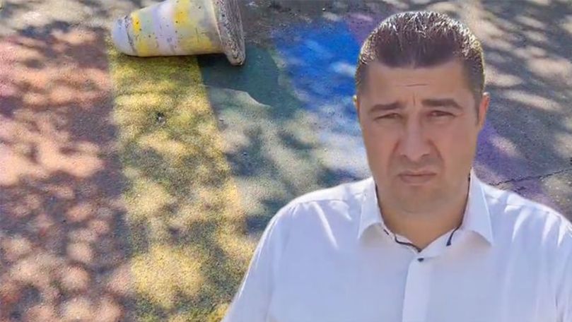 Steag LGBT, pictat într-un parc. Consilier: Voi depune o reclamație