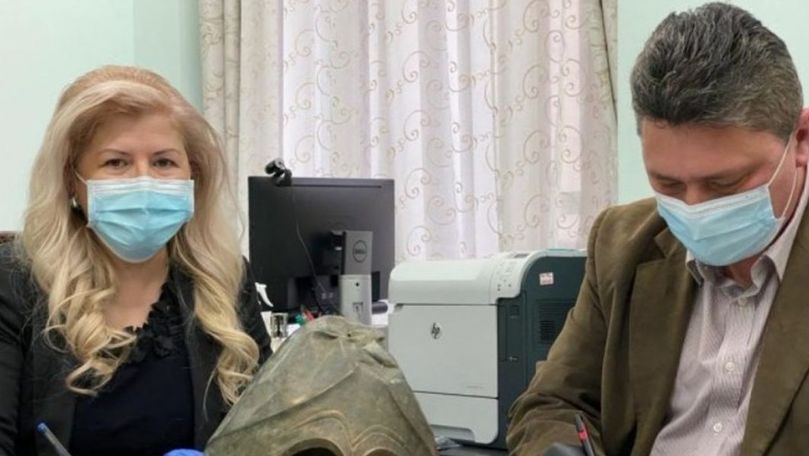 Comoara din podul casei: Un bărbat a găsit un coif vechi de 2.500 de ani