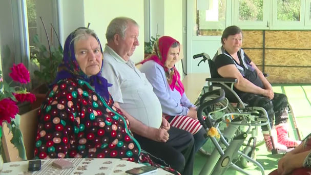 Zeci de bătrâni şi-au lăsat casele şi s-au cazat în centre de plasament