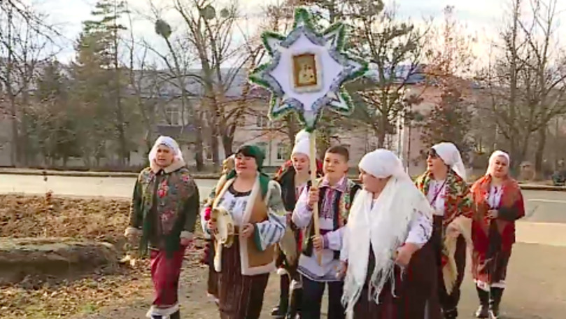 La colindat, prin sat: În Suruceni tradiţiile, respectate cu stricteţe