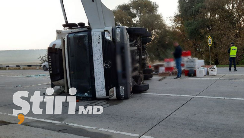 Accident lângă Răzeni: Un autocamion s-a răsturnat în mijlocul drumului