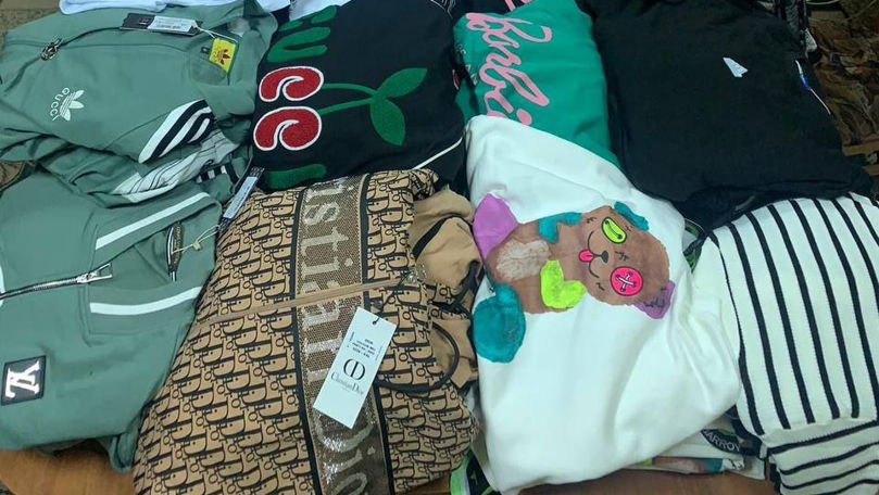 Mai multe articole vestimentare nedeclarate, ridicate de vameși