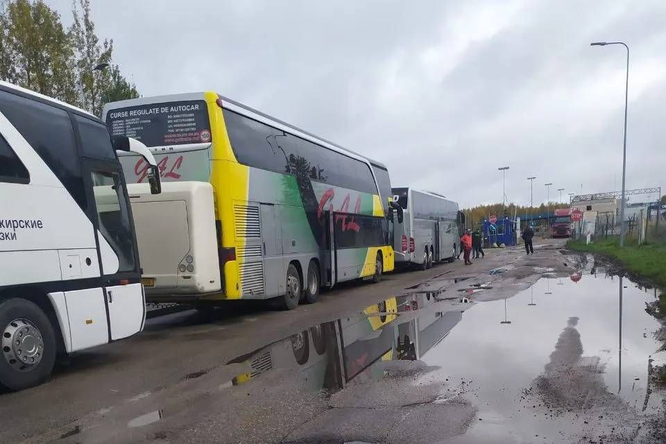 Три рейсовых автобуса с гражданами Молдовы три дня не пускают в Россию ...