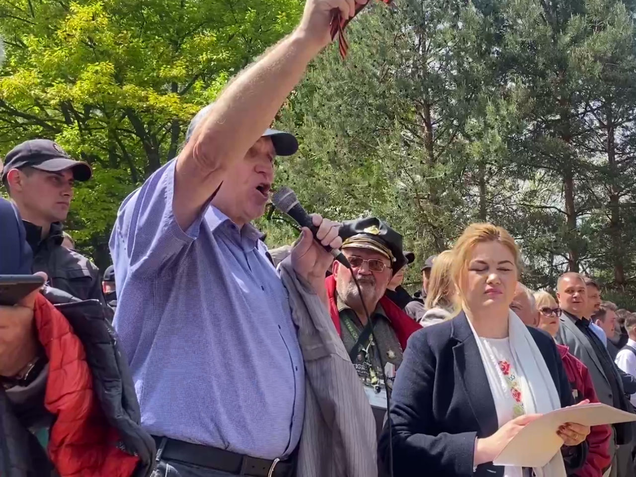 Валерий Клименко пришел на протест с георгиевской ленточкой