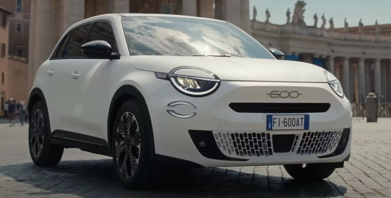 Fiat показал новый стильный электрокроссовер с запасом хода 400 км