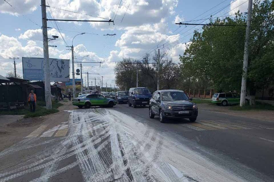 В Парканах из прицепа на дорогу вытекла краска