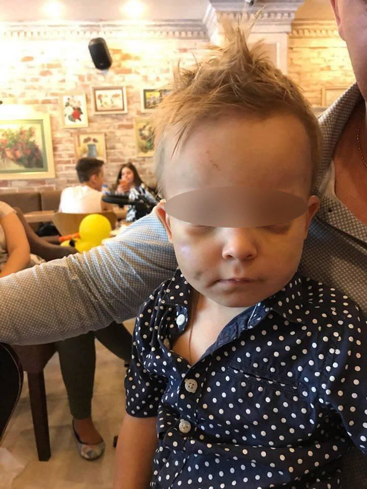 Un copil de 2 ani din Capitală, bătut cu bestialitate de propria mamă