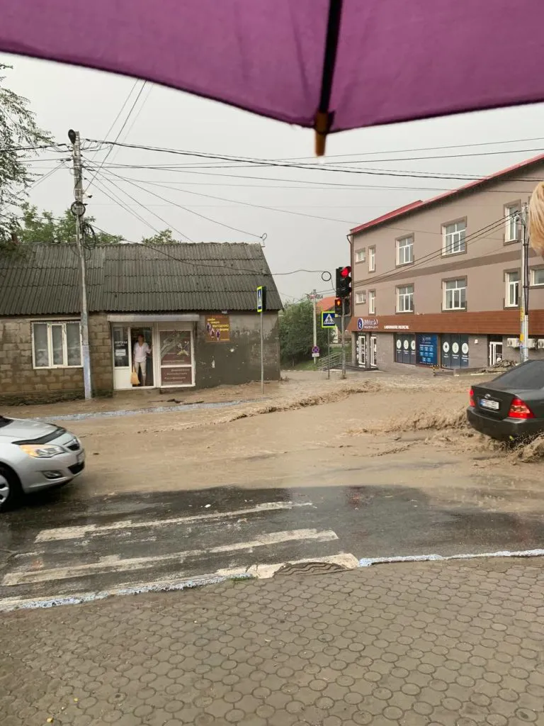 A plouat cu găleata la Comrat: Străzile, complet inundate