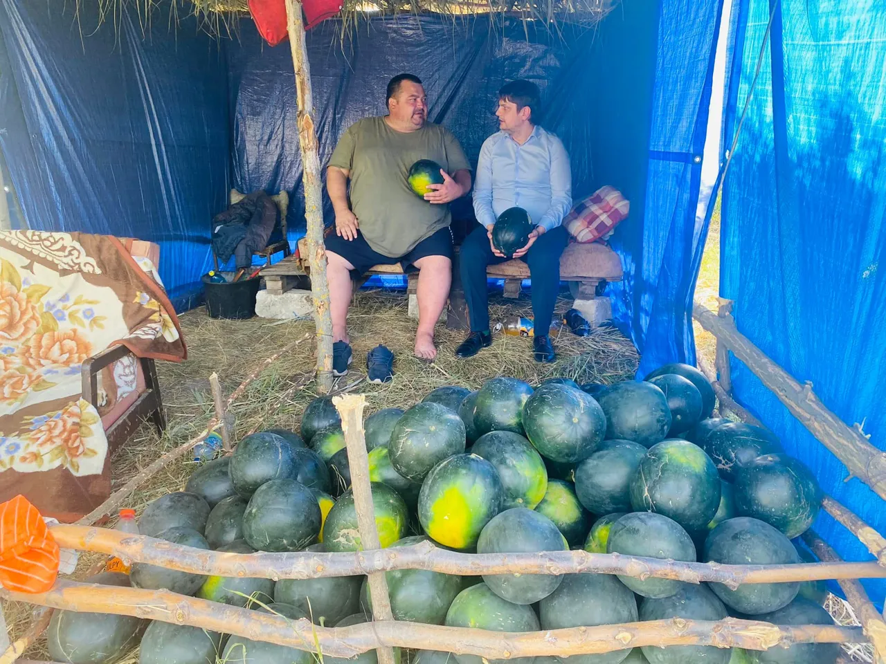 De la harbuji la zmeură. Spînu s-a fotografiat cu pomușoarele de la nord