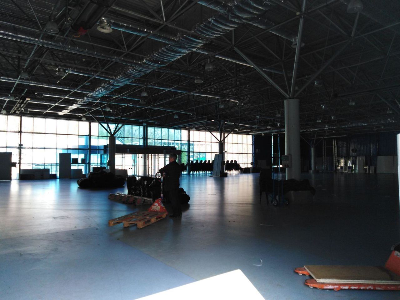 Primele imagini: Start amenajării spitalului improvizat de la Moldexpo