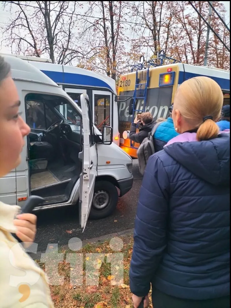 Accident matinal în Capitală: Două troleibuze s-au ciocnit Accident matinal în Capitală: Două troleibuze s-au ciocnit